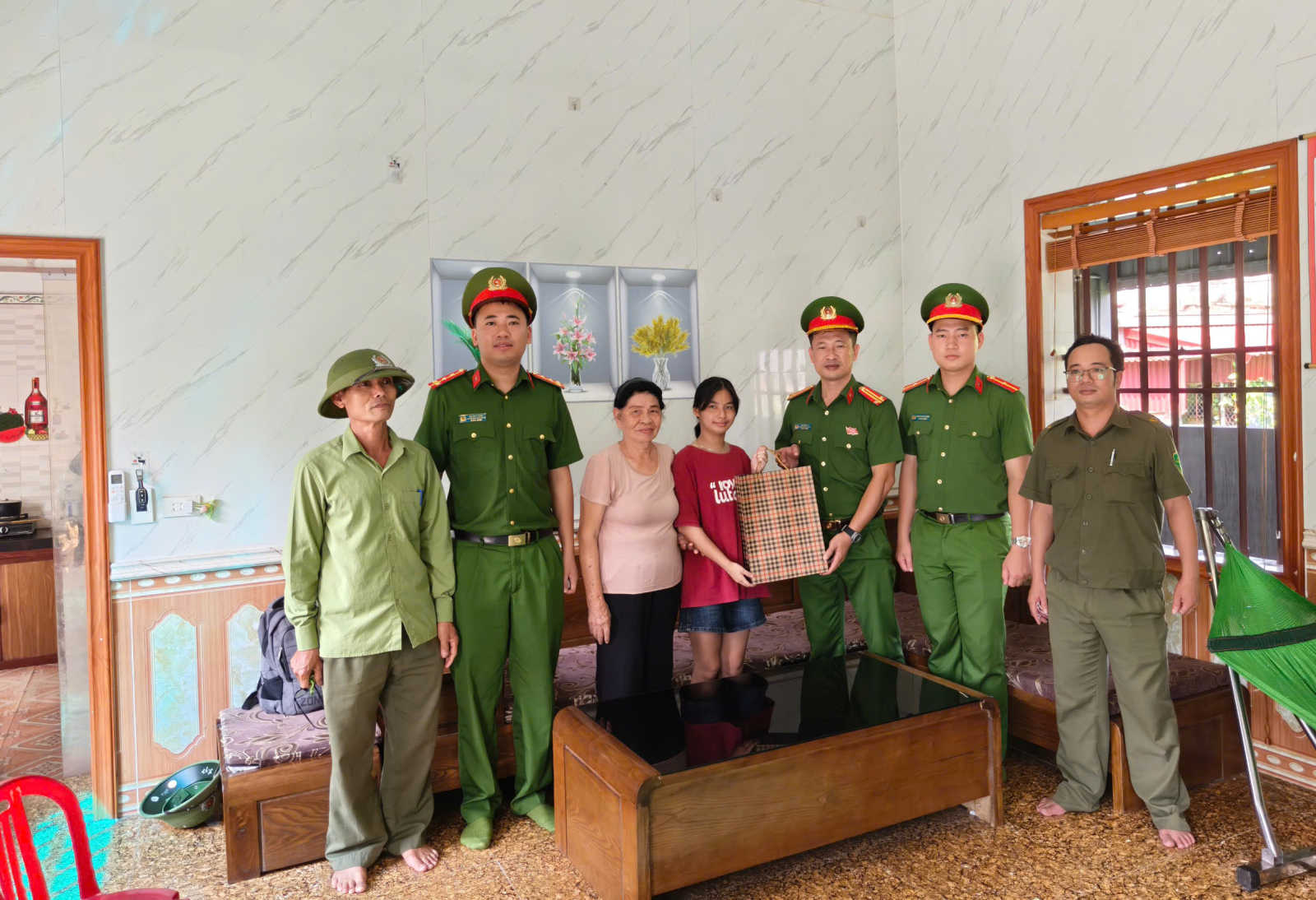 Công an xã Tây Thụy Anh mang trung thu đến với các em thiếu nhi có hoàn cảnh khó khăn